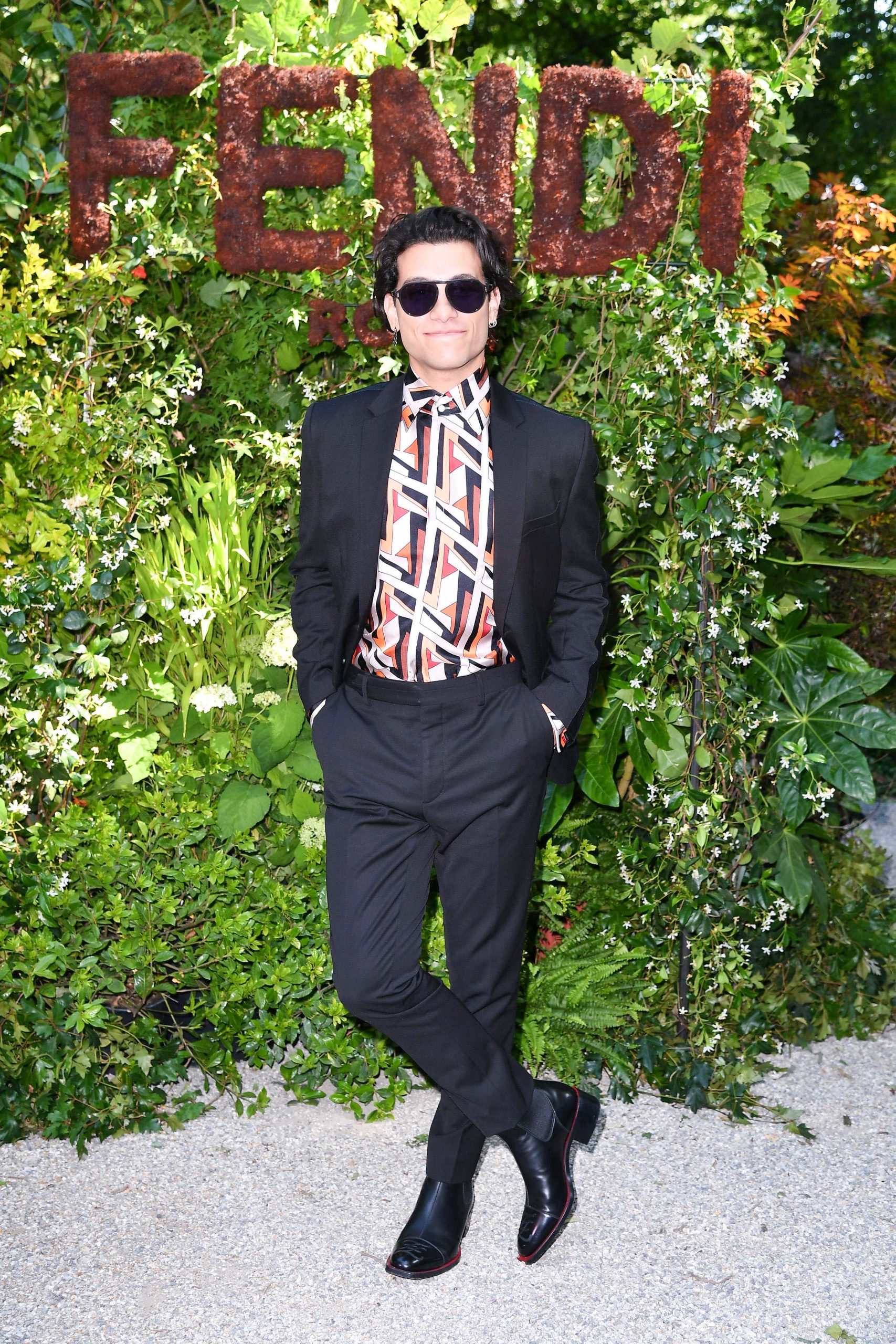 Alex Pettyfer e Rob Racco usam óculos Safilo Group no desfile masculino ...