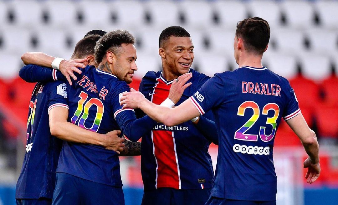 Paris Saint-Germain presta homenagem com uniforme ao Dia de Combate à ...