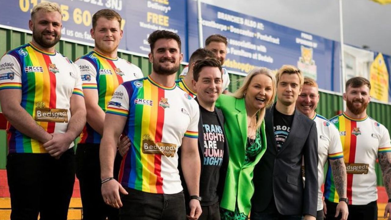 Time de rúgbi inglês adota uniforme arco-íris e nomeia drag queen como ...