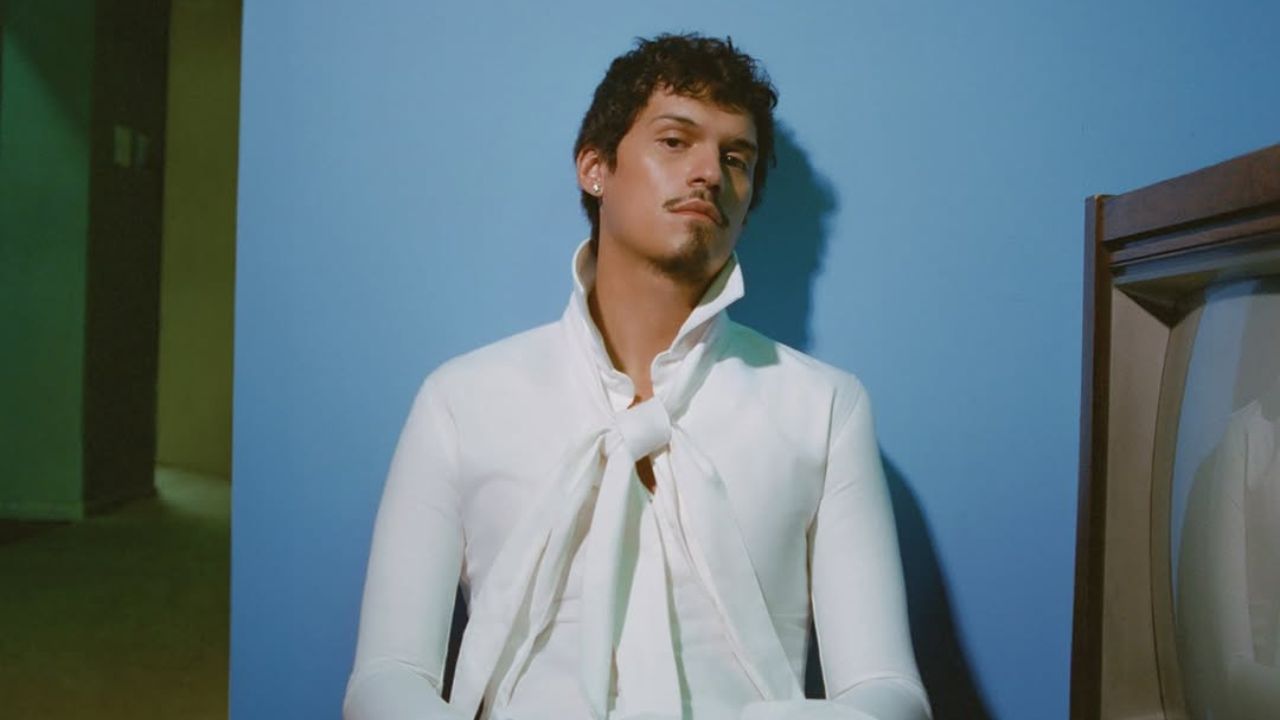 Omar Apollo compartilha cena 18+ de 'Queer' nas redes sociais